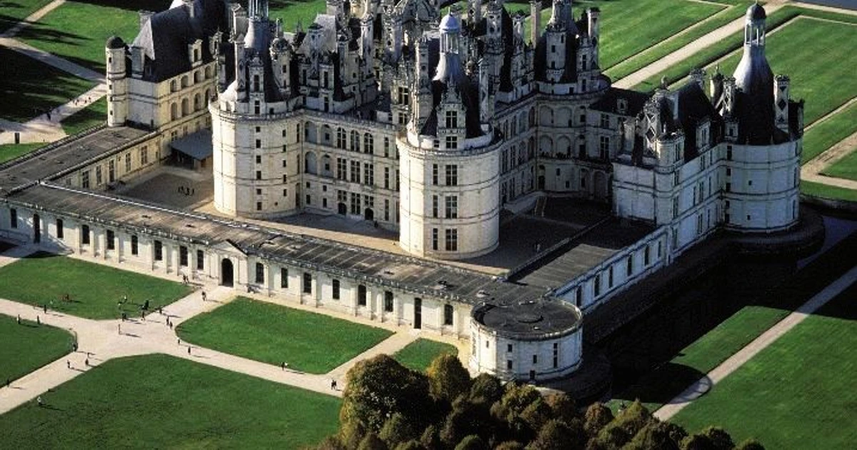 Top 10 Famous Royal Palaces Around The World You Must Visit